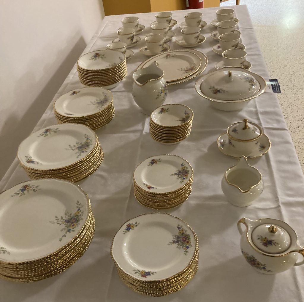 Lot 82 – Ensemble de vaisselle antique (12 couverts) – Les Encans Jean ...